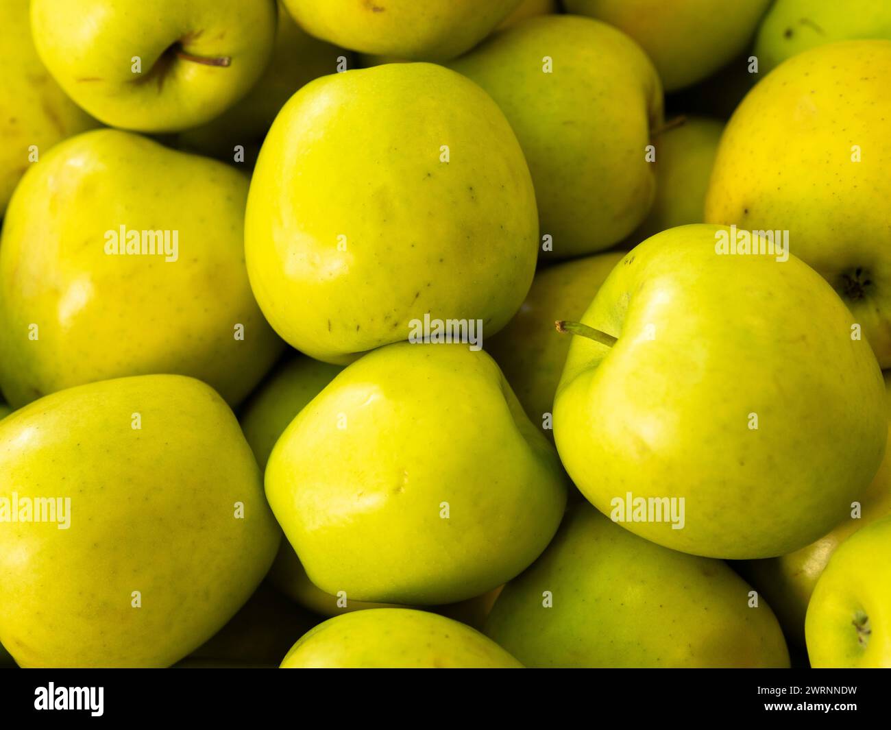 Bulk apples hi-res stock photography and images - Alamy