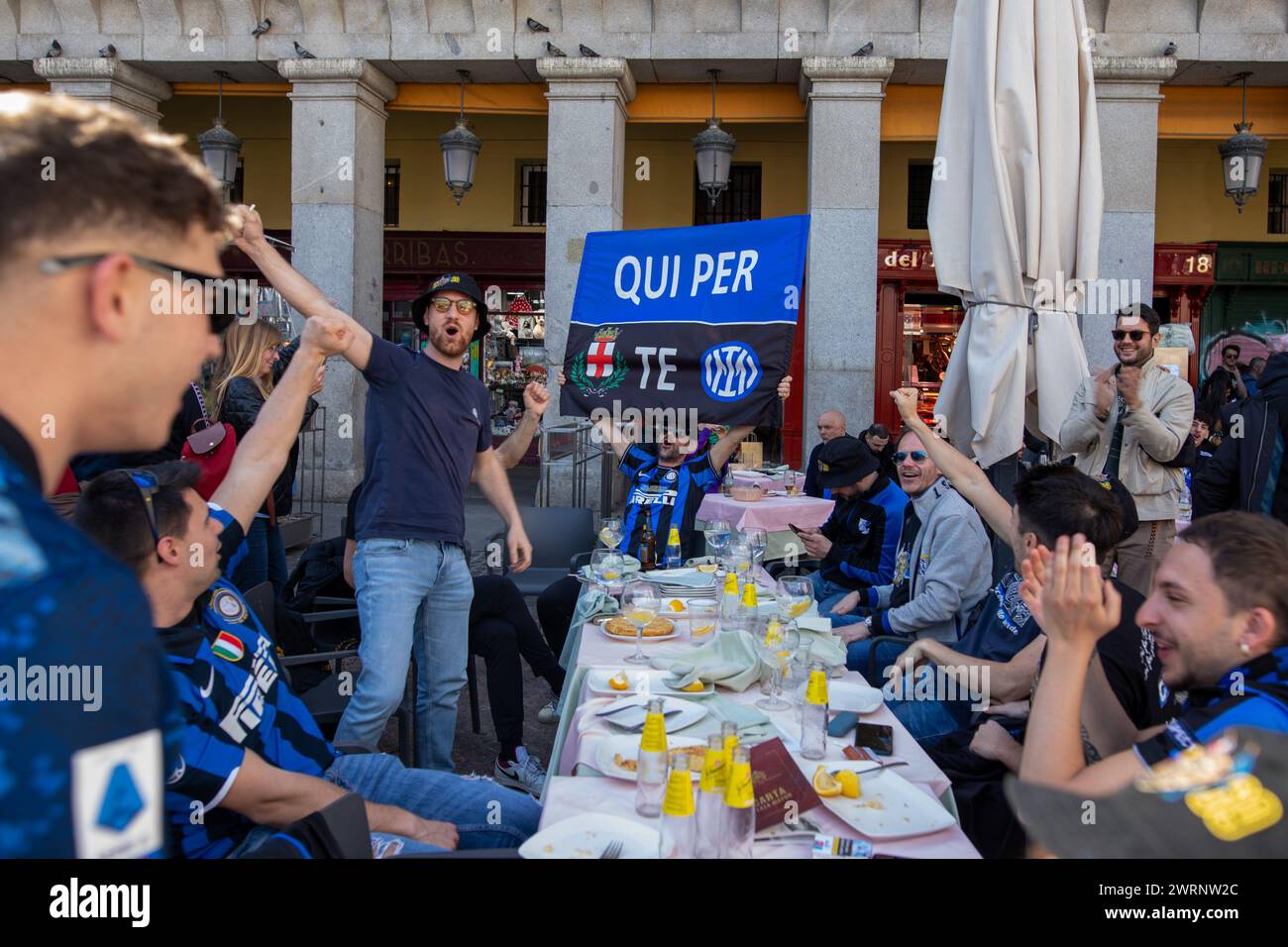 Football fans eating in stadium hi-res stock photography and images - Alamy