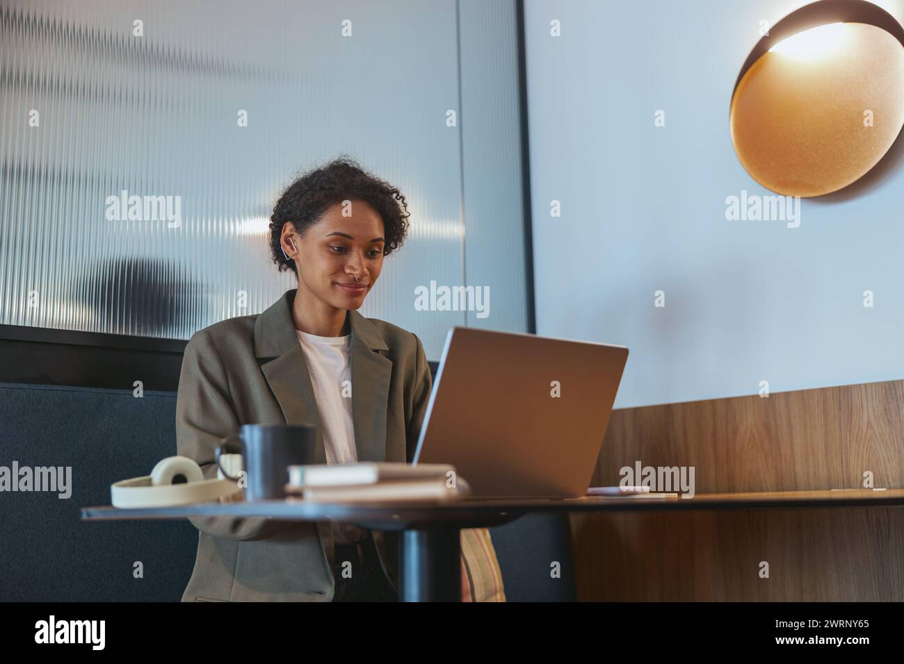 Watching laptop screen presenter hi-res stock photography and images ...