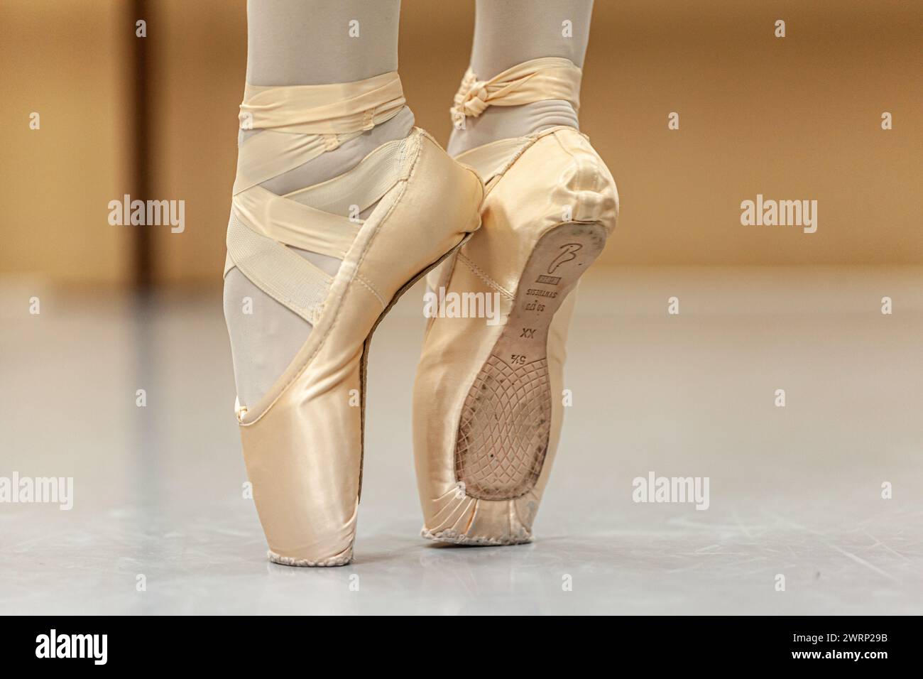 ballerina feet on tip toes or standing en pointe Stock Photo - Alamy