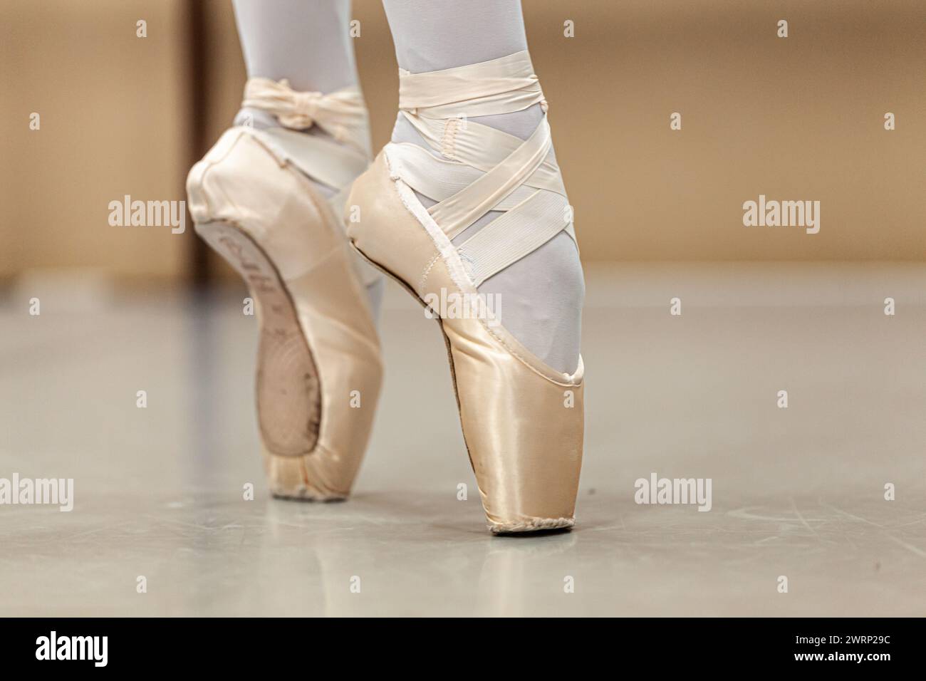 ballerina feet on tip toes or standing en pointe Stock Photo - Alamy