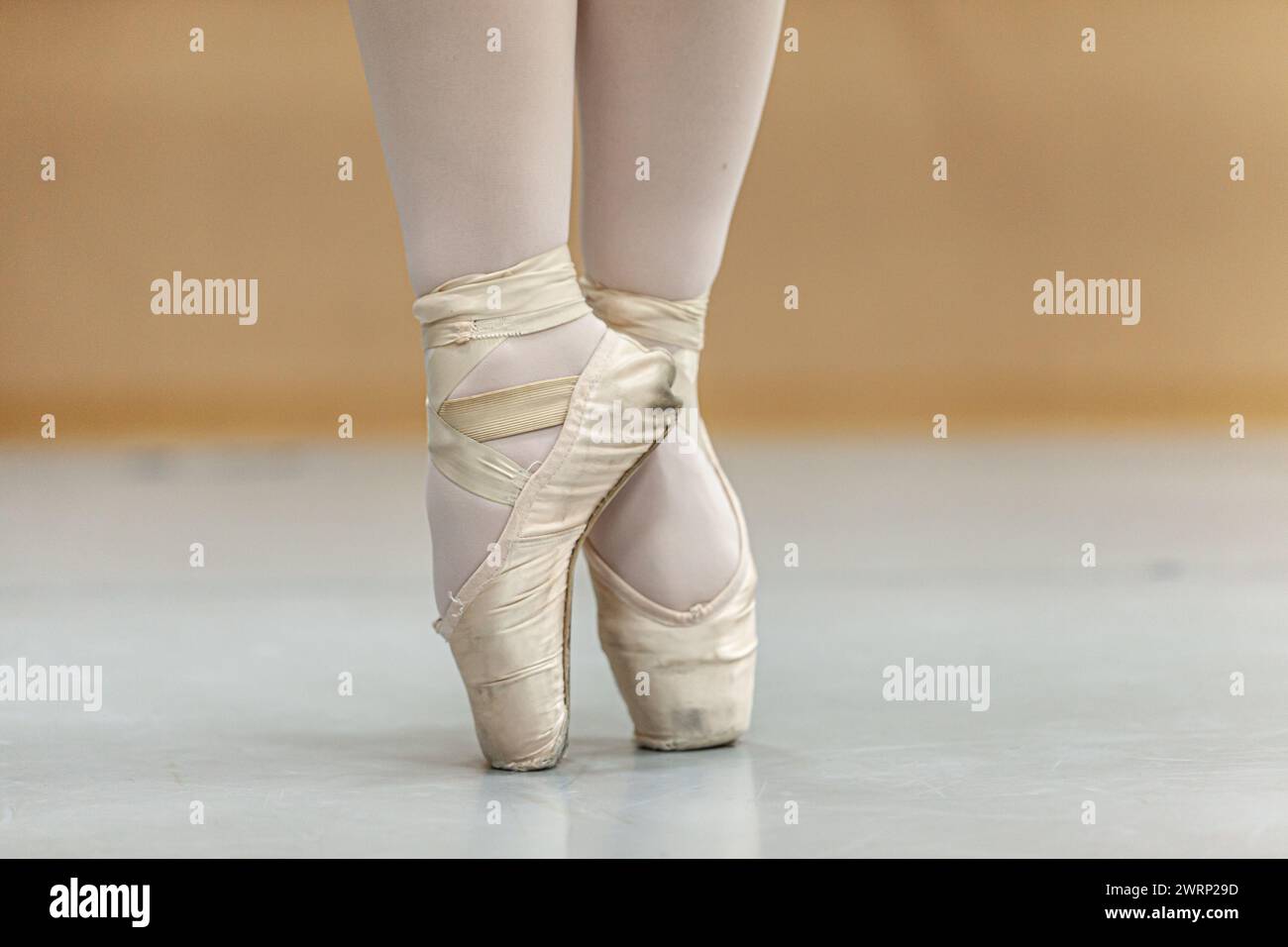 ballerina feet on tip toes or standing en pointe Stock Photo - Alamy
