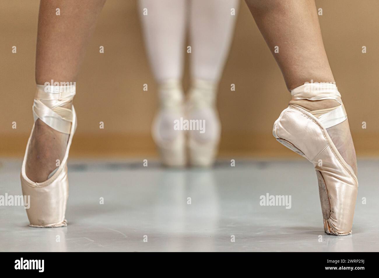 ballerina feet on tip toes or standing en pointe Stock Photo - Alamy