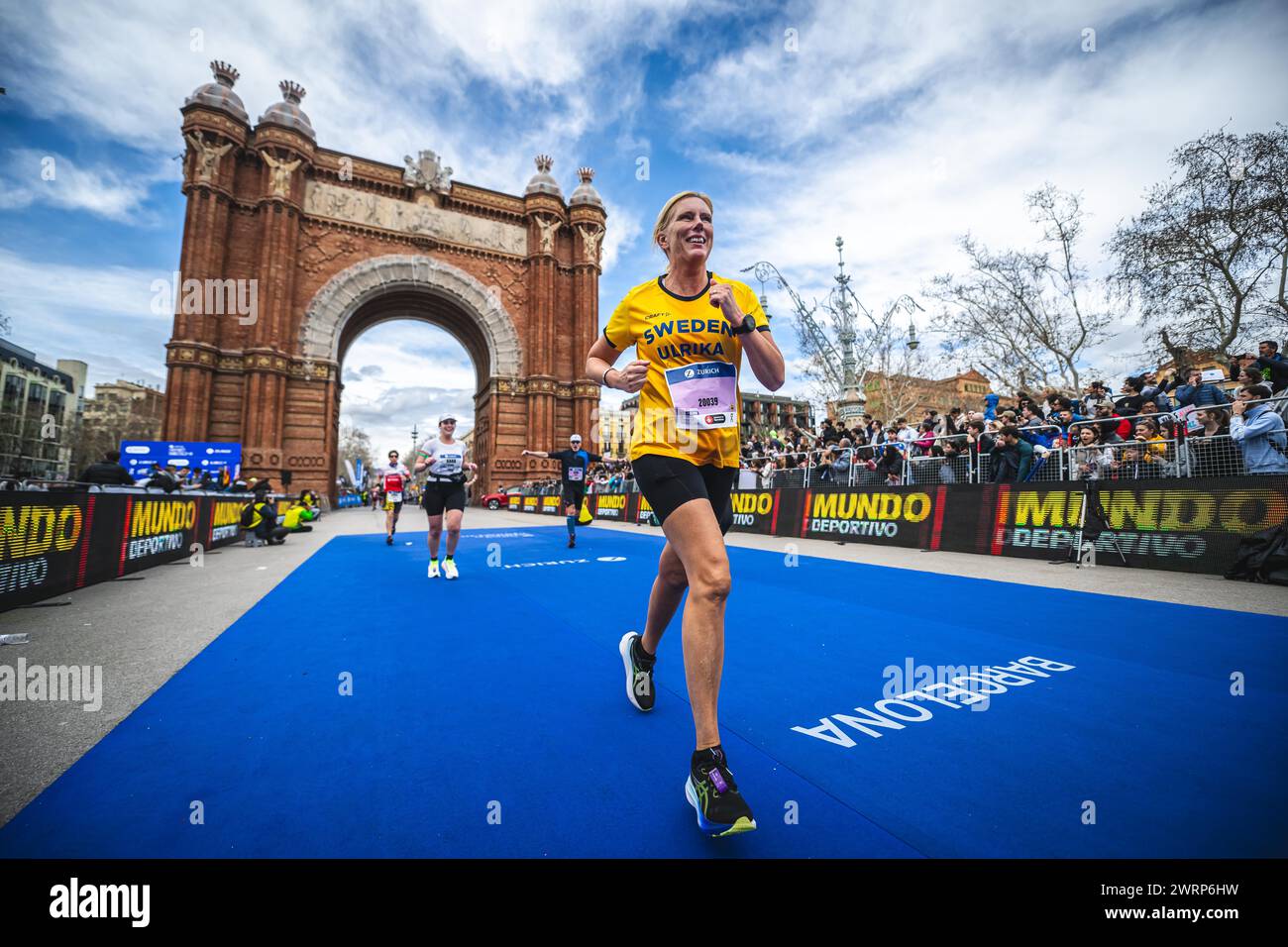 Image of the finish line with the Arc de Triomphe Barcelona Marathon of ...