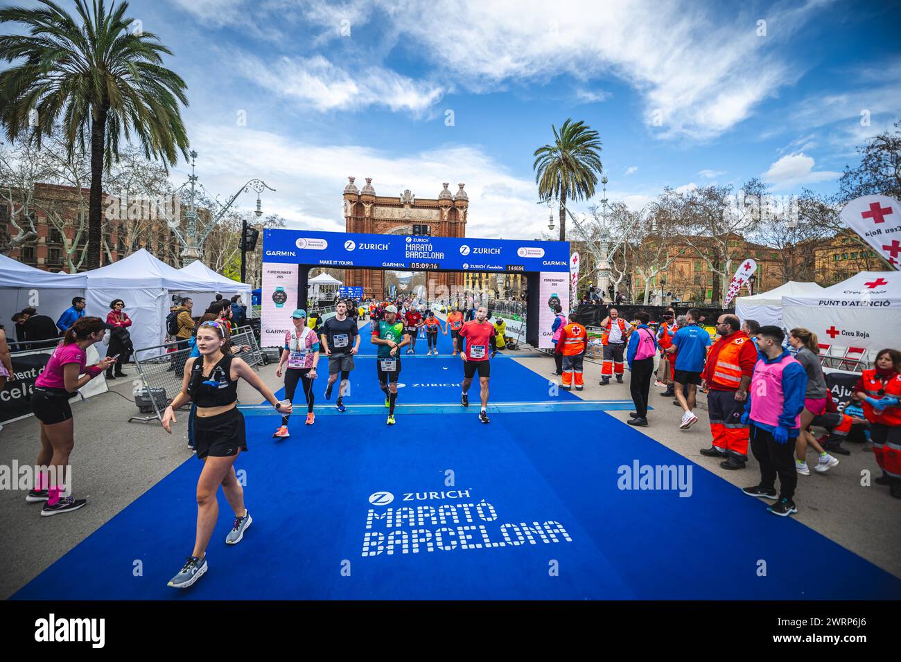 Image of the finish line with the Arc de Triomphe Barcelona Marathon of ...