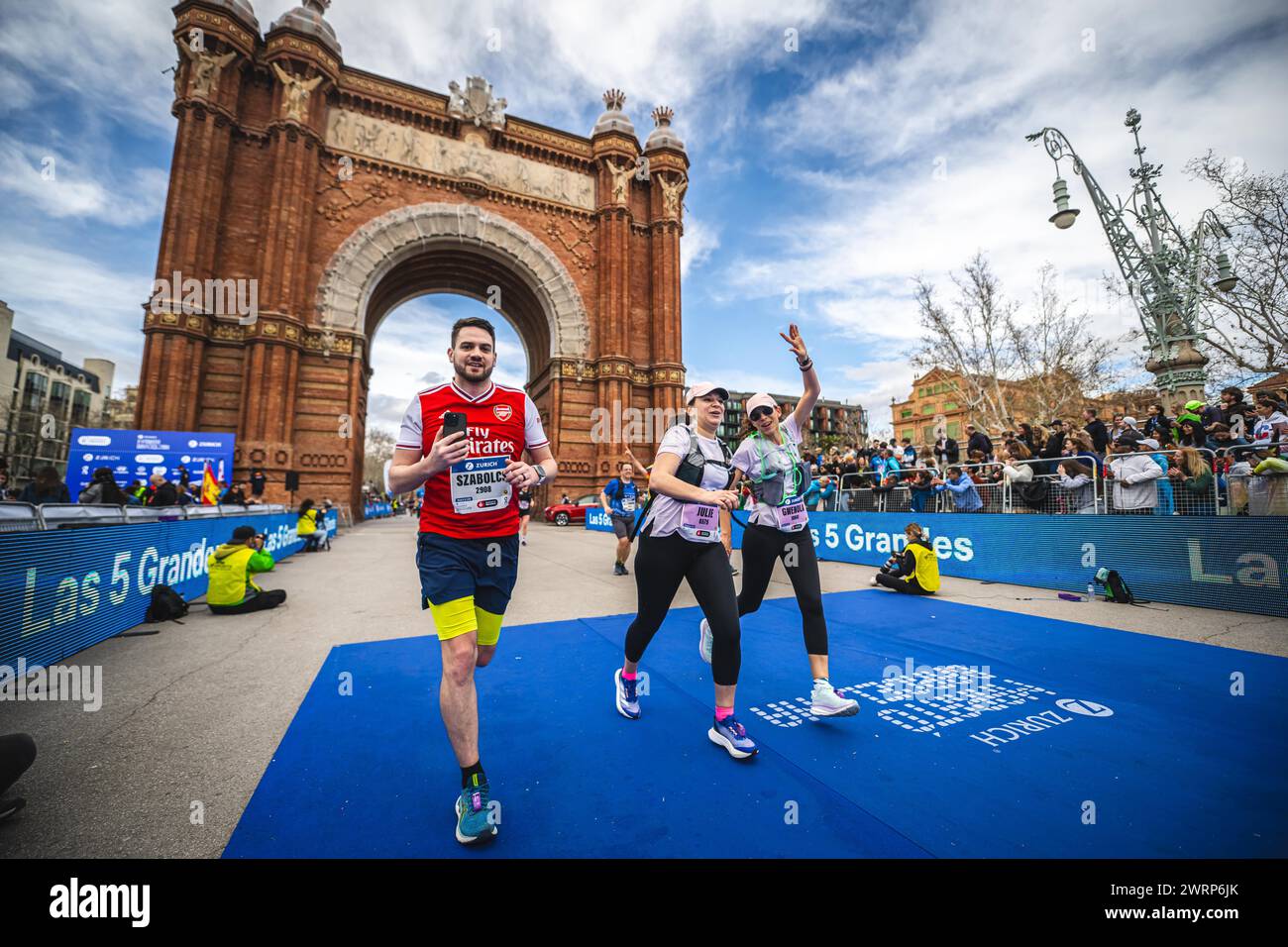 Image of the finish line with the Arc de Triomphe Barcelona Marathon of ...
