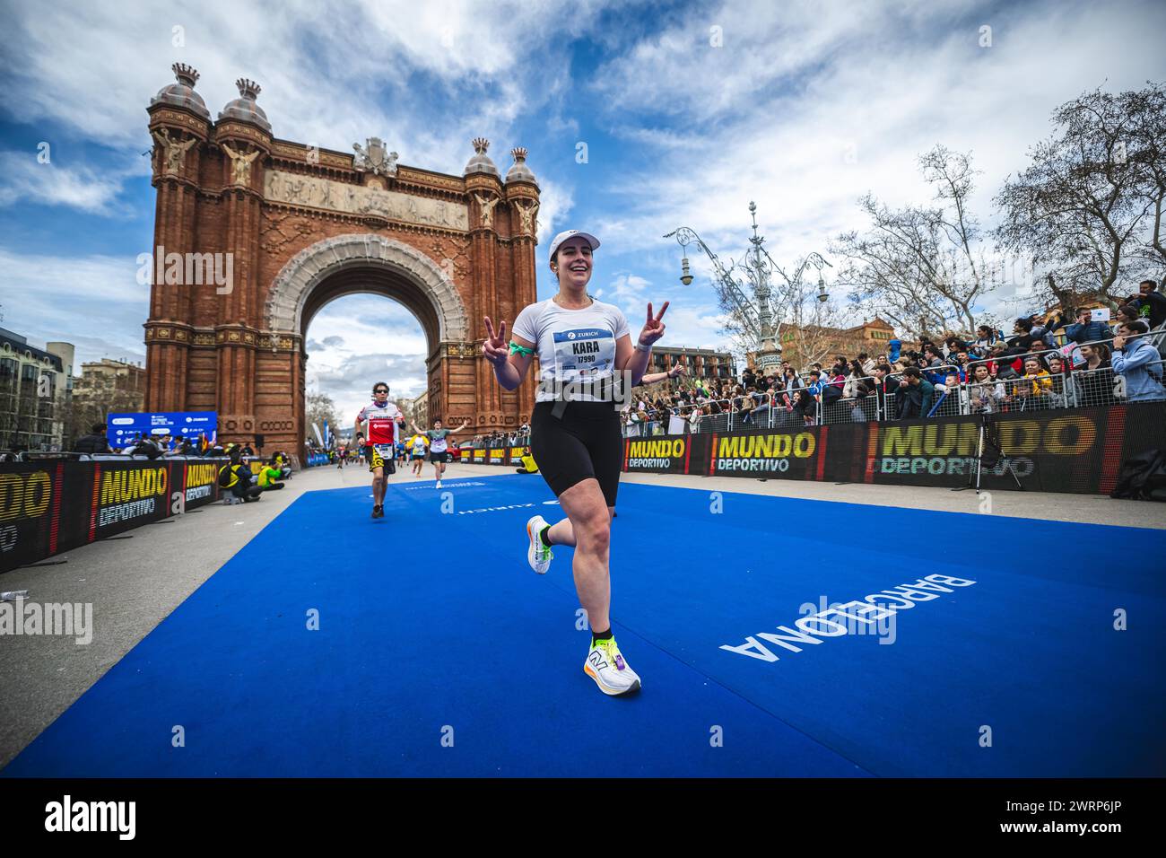 Image of the finish line with the Arc de Triomphe Barcelona Marathon of ...