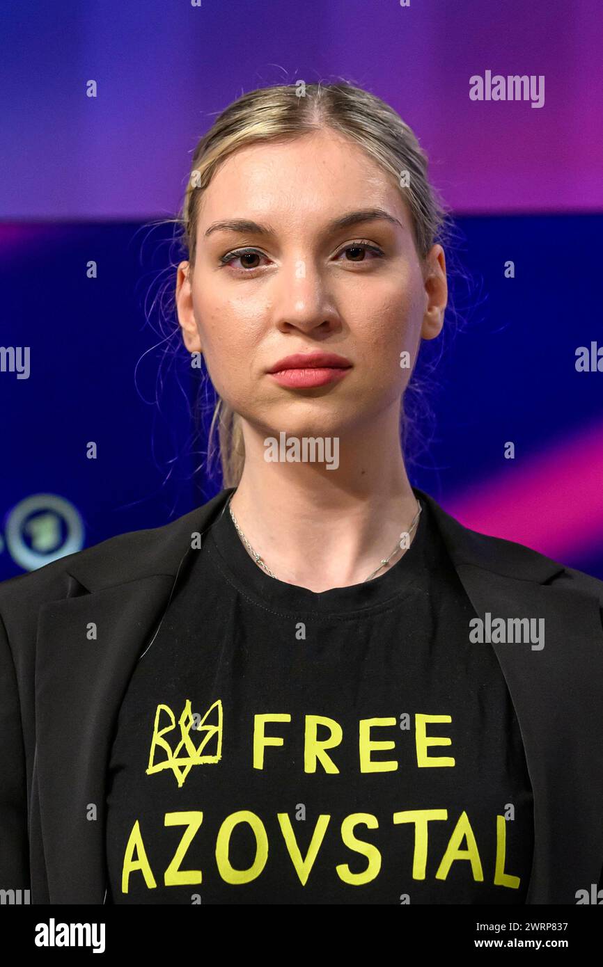 Anna Zaitseva Ueberlebende aus Mariupol, Aufdruck auf dem TShirt - free azovstal defenders, zu ...