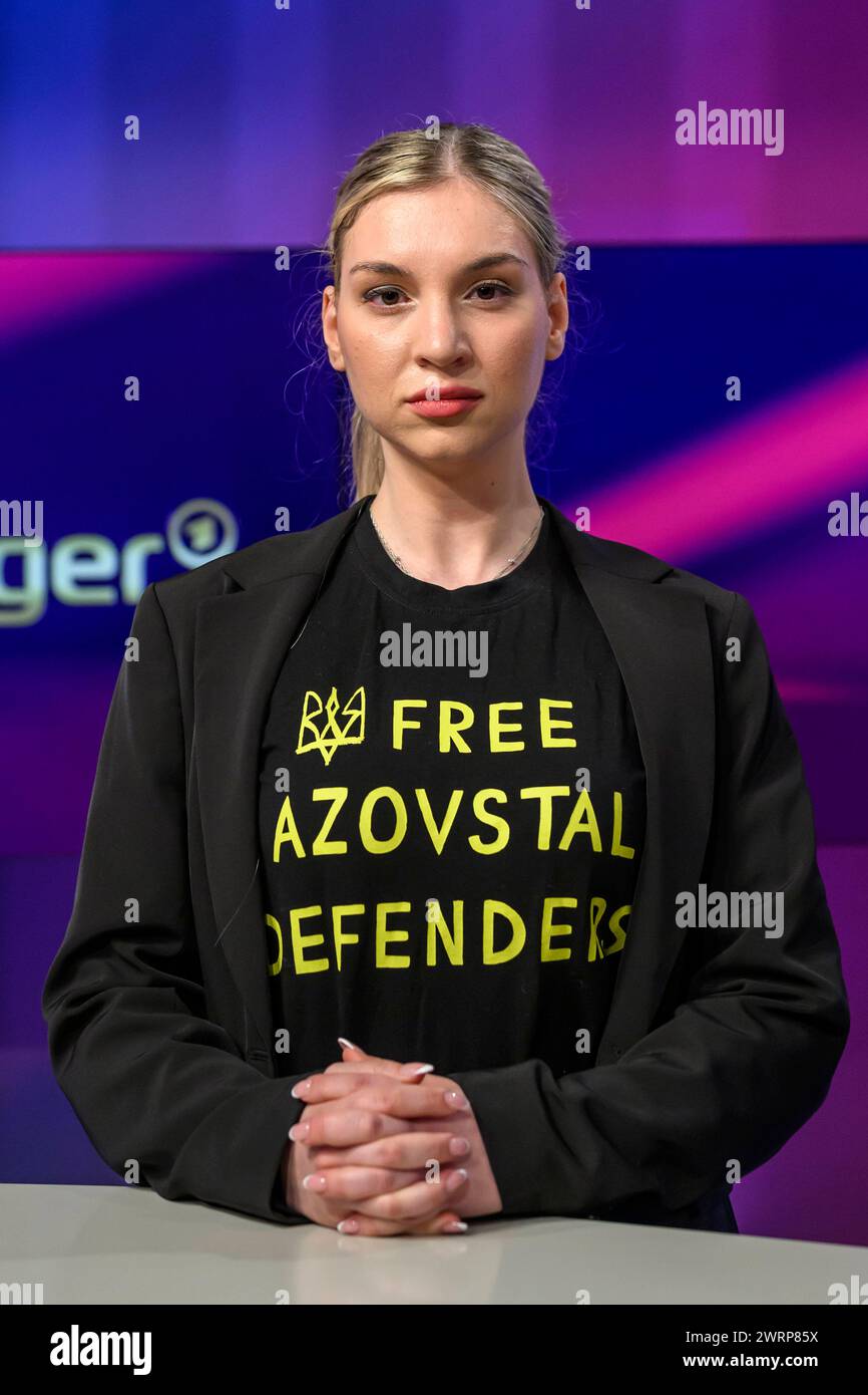 Anna Zaitseva Ueberlebende aus Mariupol, Aufdruck auf dem TShirt - free azovstal defenders, zu ...