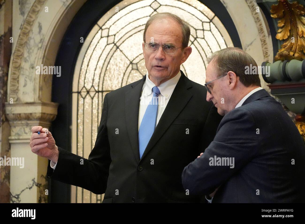 Mississippi Republican Lt. Gov. Delbert Hosemann, left, confers with ...