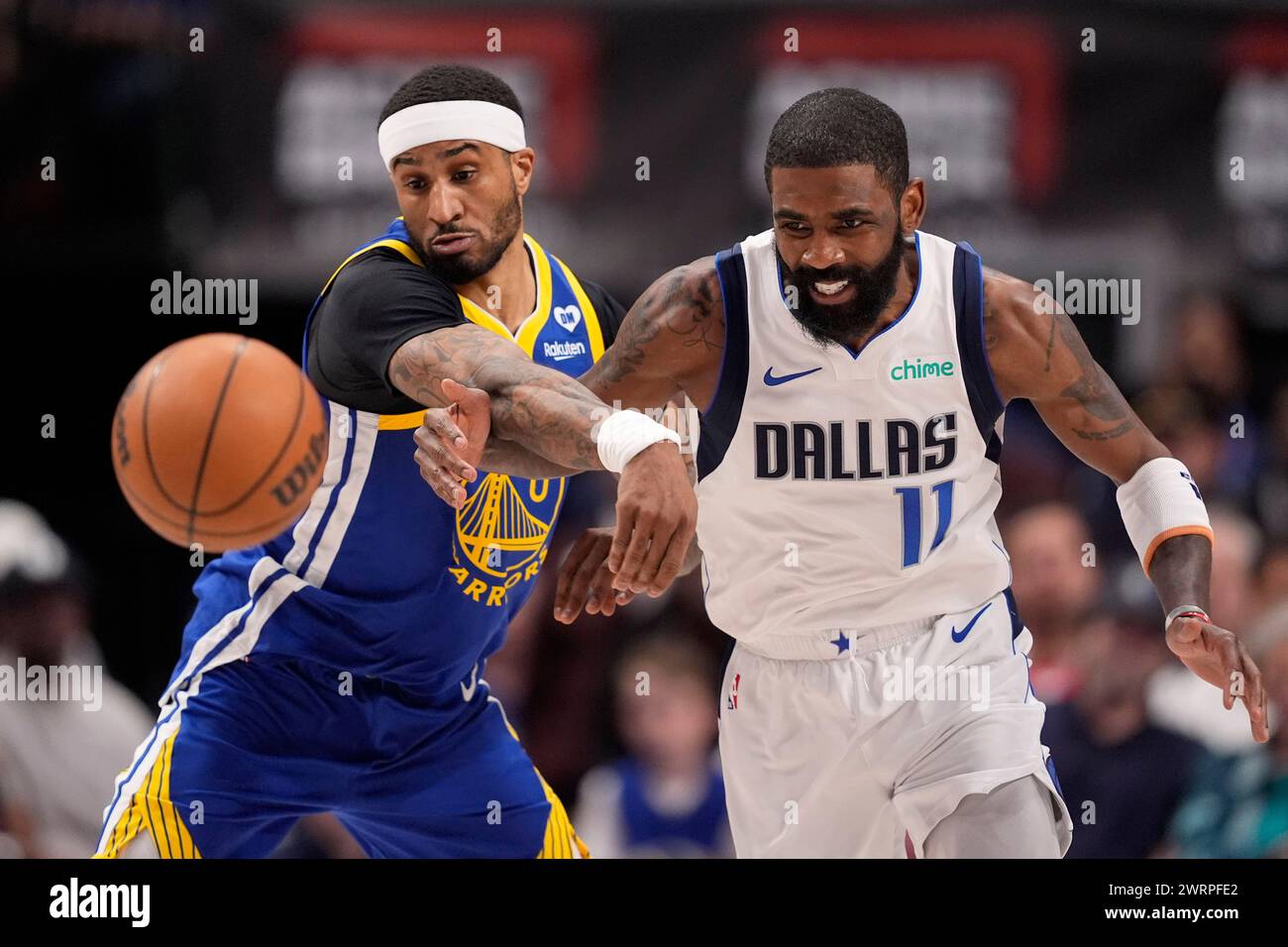 Golden State Warriors guard Gary Payton II (0) strips the ball away from Dallas Mavericks guard ...
