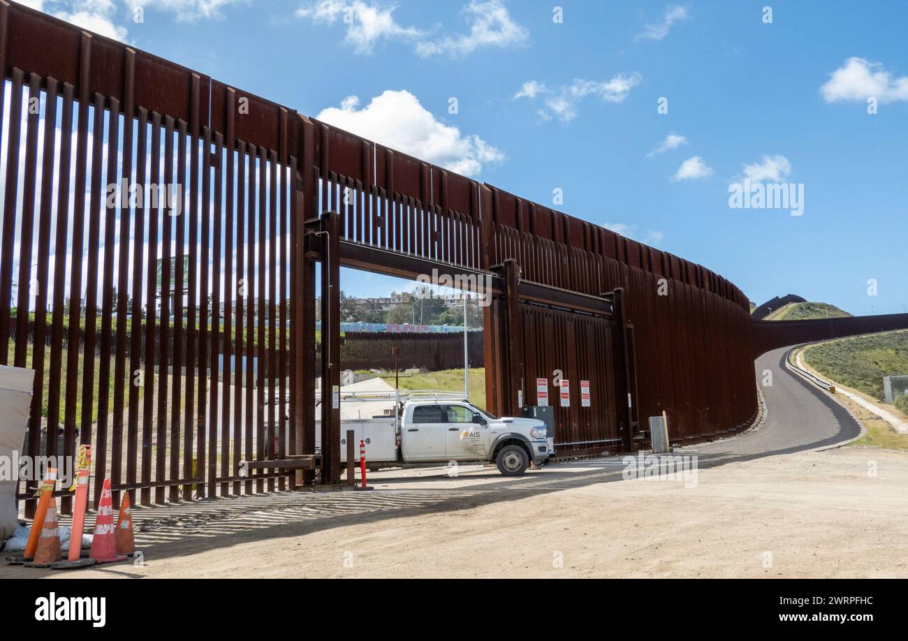 Through americas gate hi-res stock photography and images - Alamy