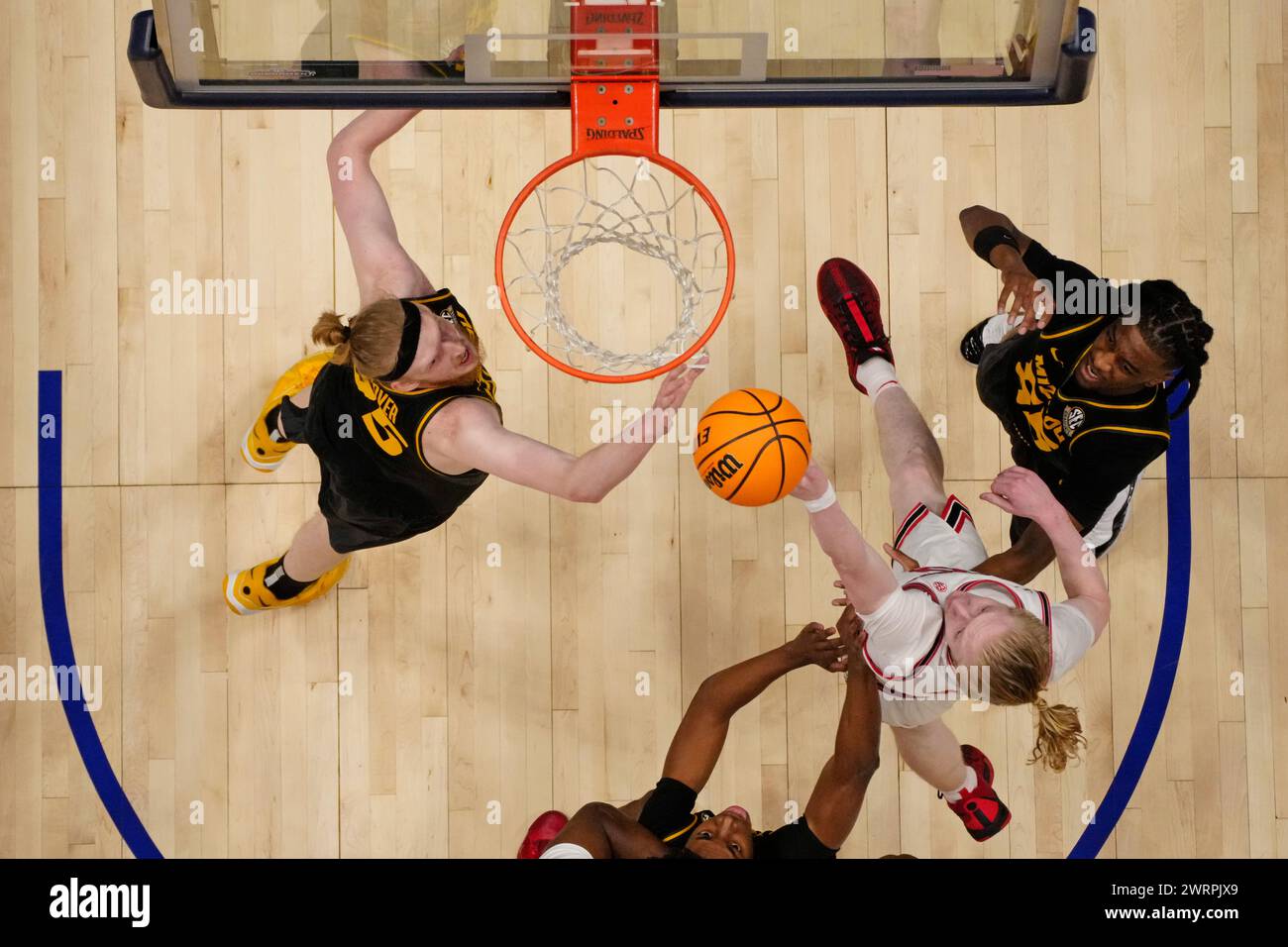 Georgia guard Blue Cain (0) goes up for a shot against Missouri center ...