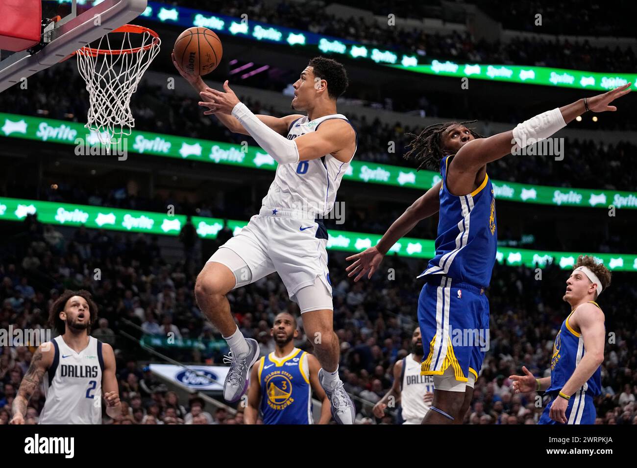 Dallas Mavericks guard Josh Green (8) gets past Golden State Warriors ...