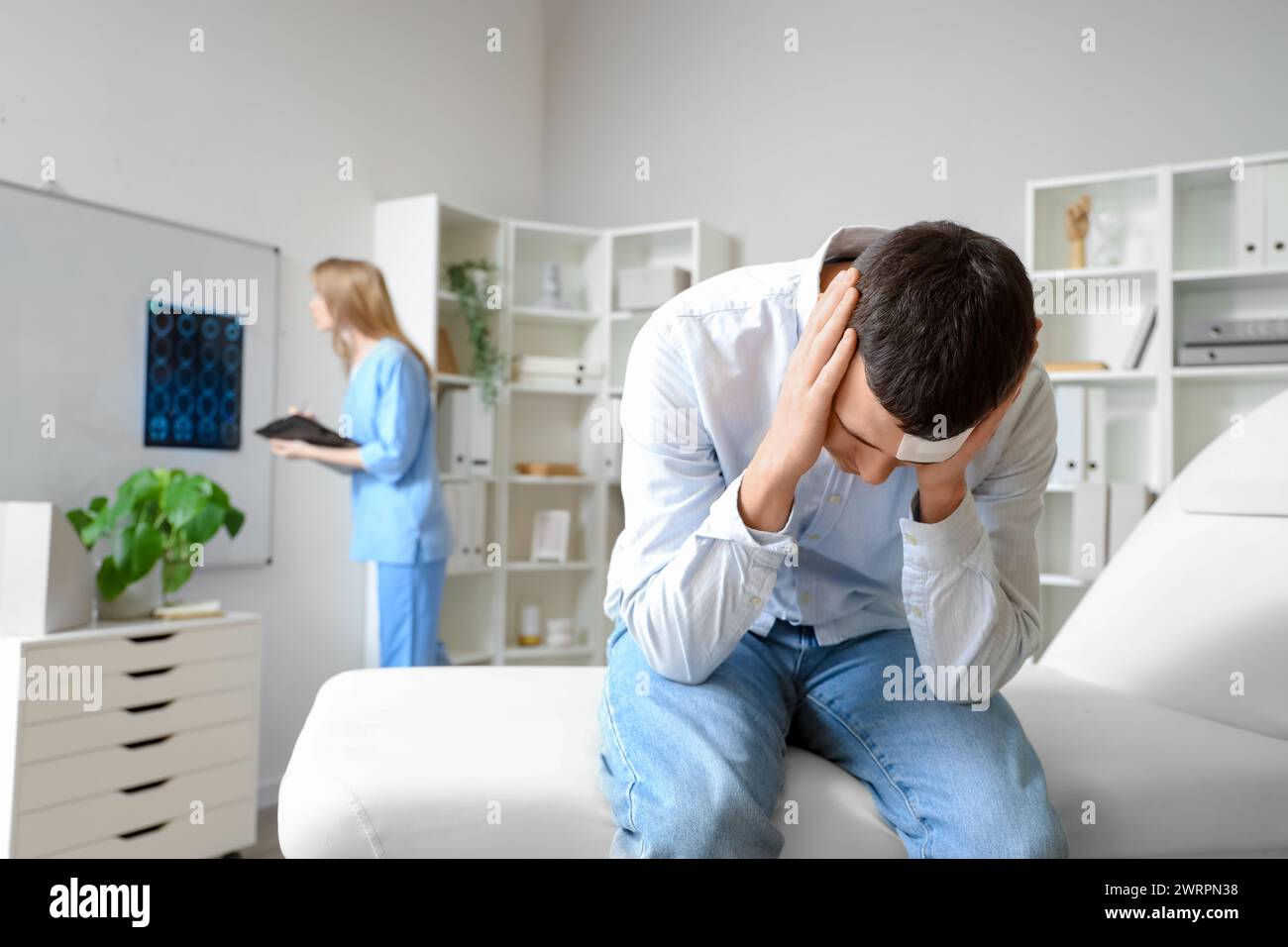 Concussion patient hi-res stock photography and images - Alamy