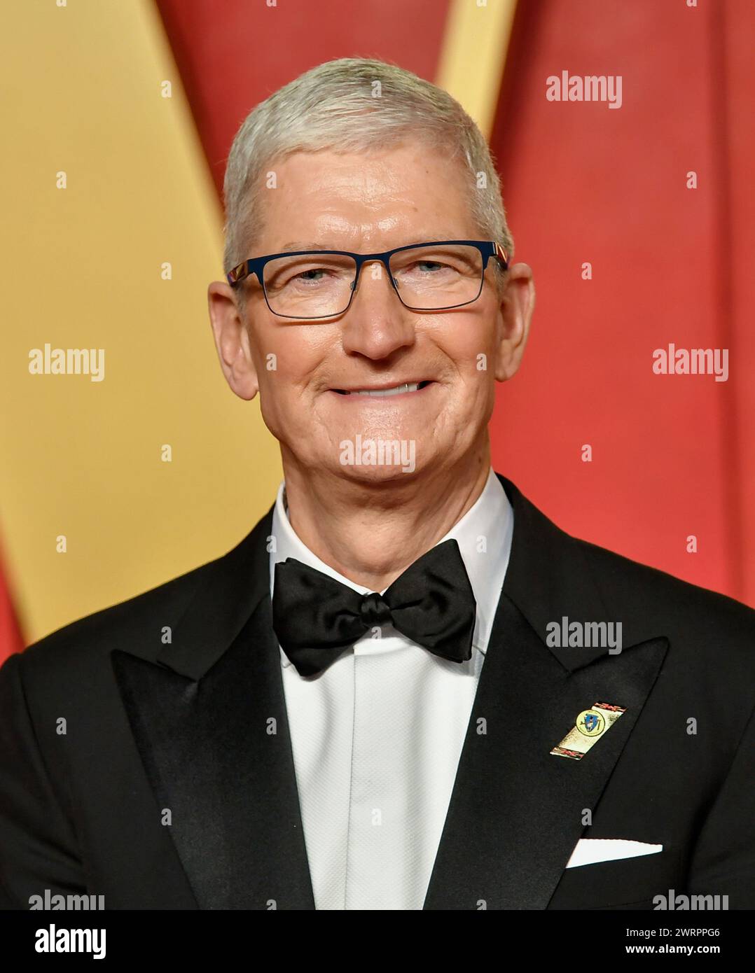 Apple CEO Tim Cook arrives at the Vanity Fair Oscar Party on Sunday ...