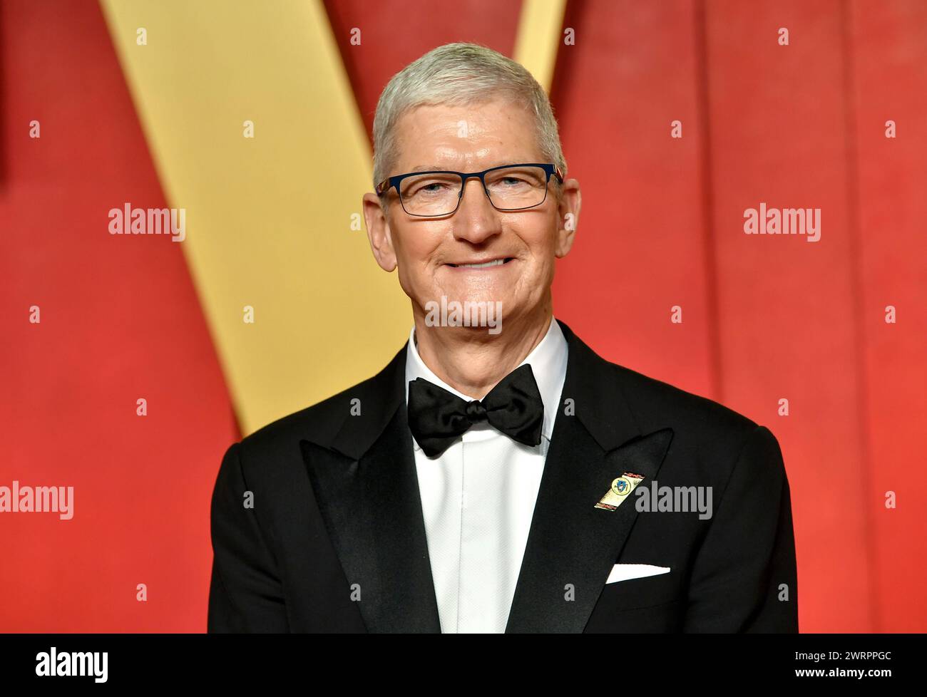 Apple CEO Tim Cook arrives at the Vanity Fair Oscar Party on Sunday ...