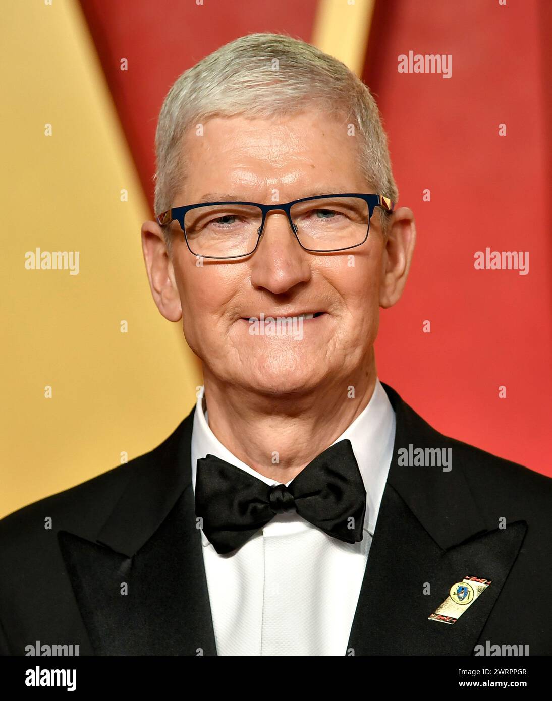 Apple CEO Tim Cook arrives at the Vanity Fair Oscar Party on Sunday ...