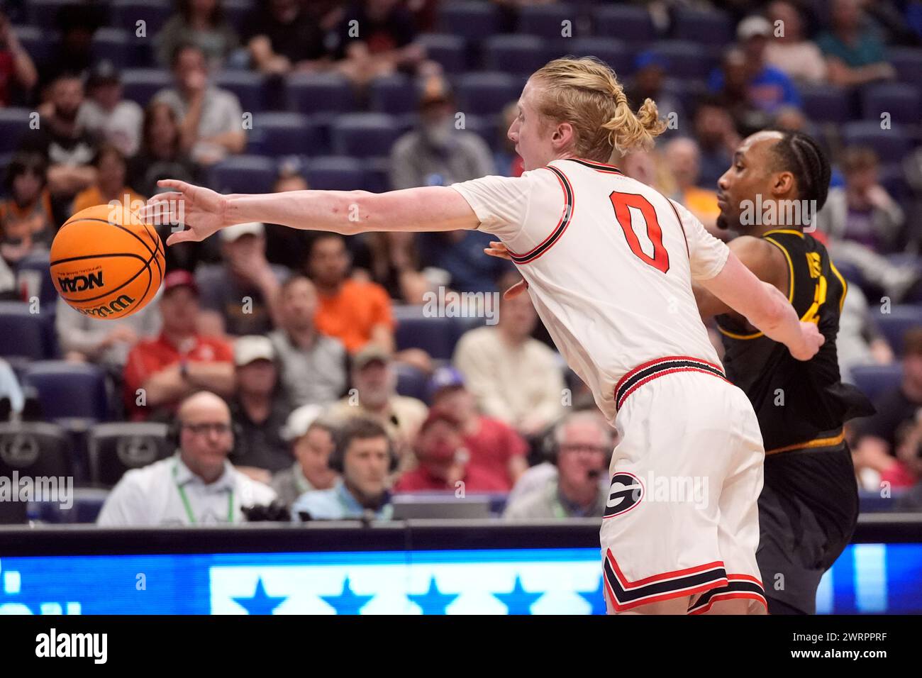 Georgia guard Blue Cain (0) knocks the ball away from Missouri guard ...