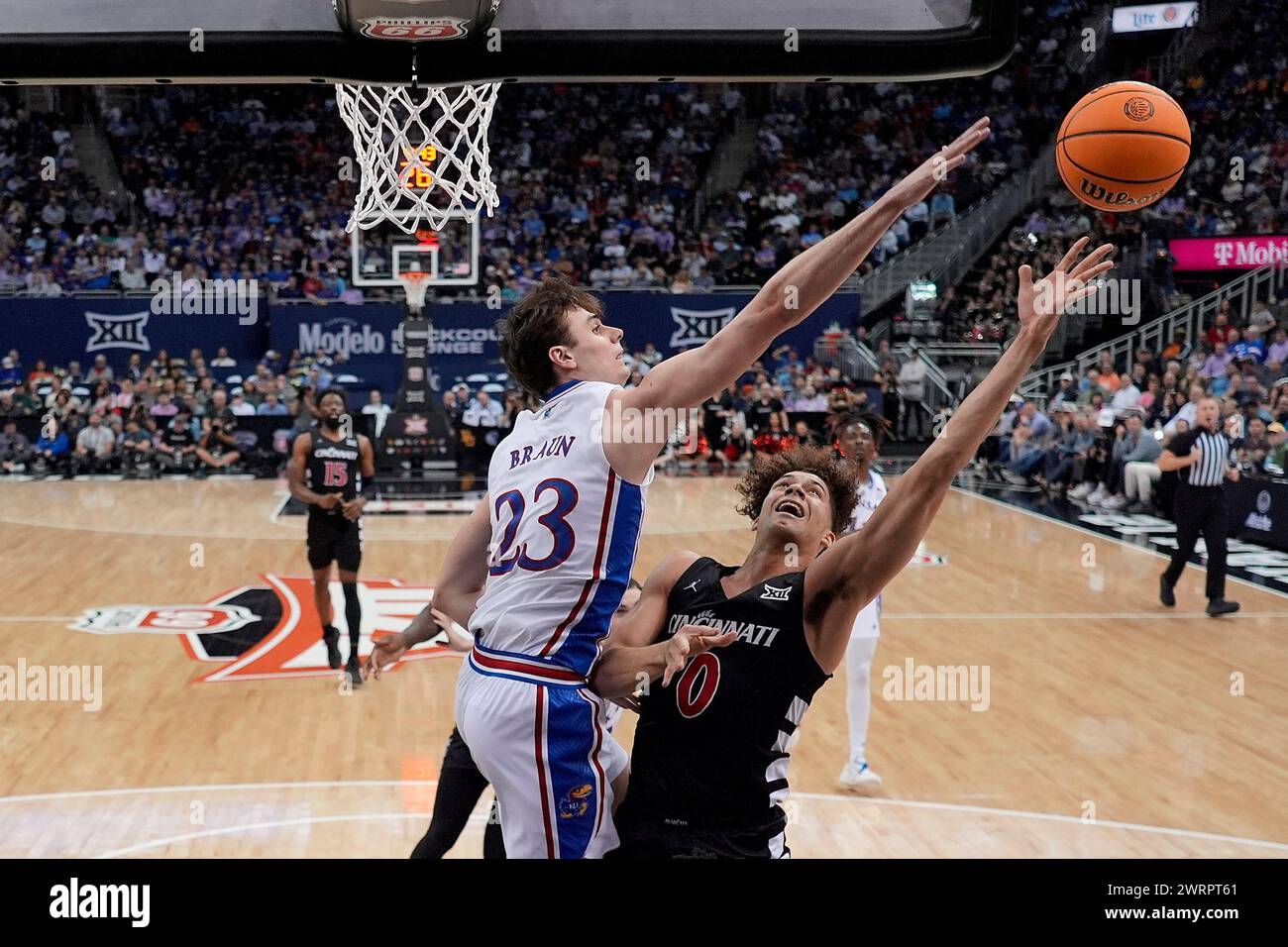 Cincinnati guard Dan Skillings Jr. (0) shoots under pressure from ...