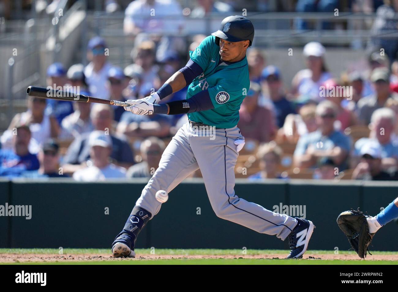 Seattle Mariners second baseman Jorge Polanco fouls off a pitch against ...