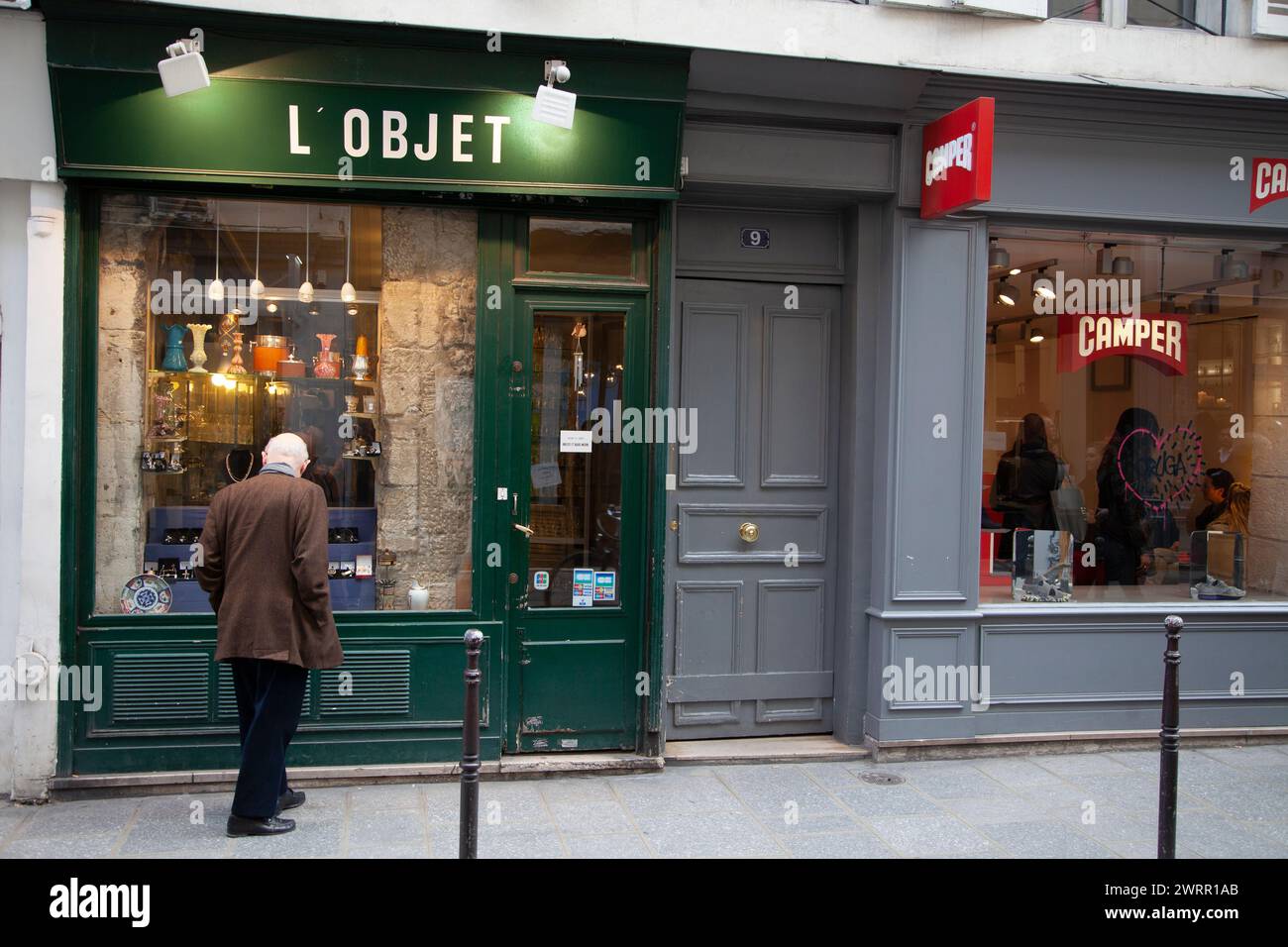Passing shop window hi-res stock photography and images - Alamy