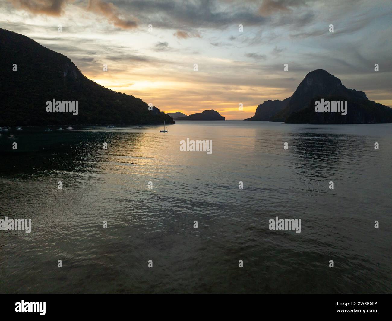 Scenic landscape of sunset reflection on sea water. Cloudy sunset in El ...