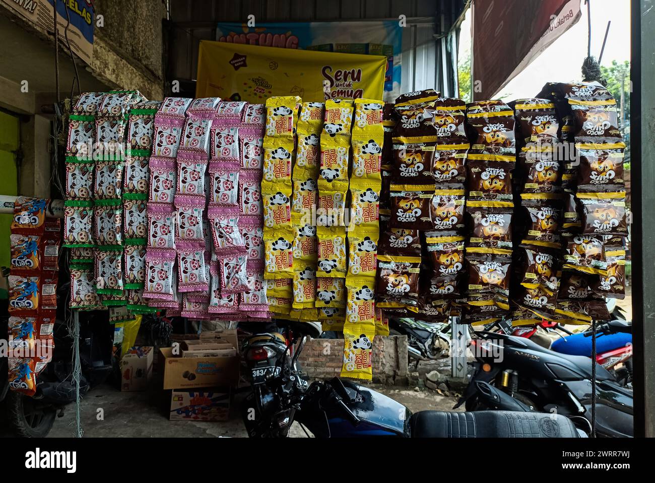 Lays chips display hi-res stock photography and images - Alamy