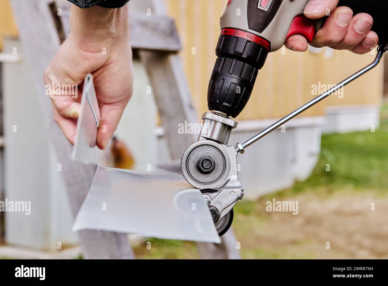 Rotating metal gearheads cut galvanized steel sheet, this is an ...