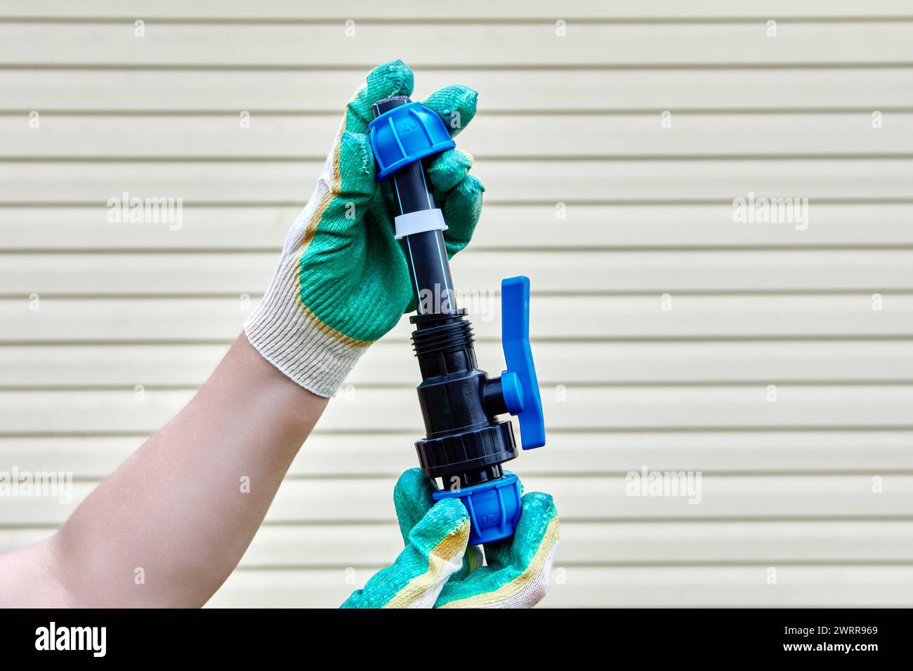 Valve fitting with compression latch for HDPE pipes is used when ...