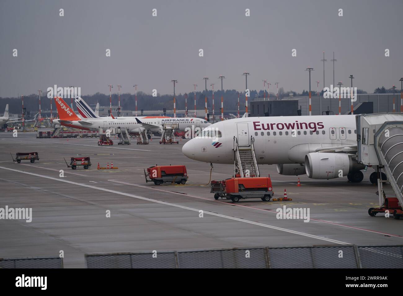 Stand aircraft warning service hi-res stock photography and images - Alamy