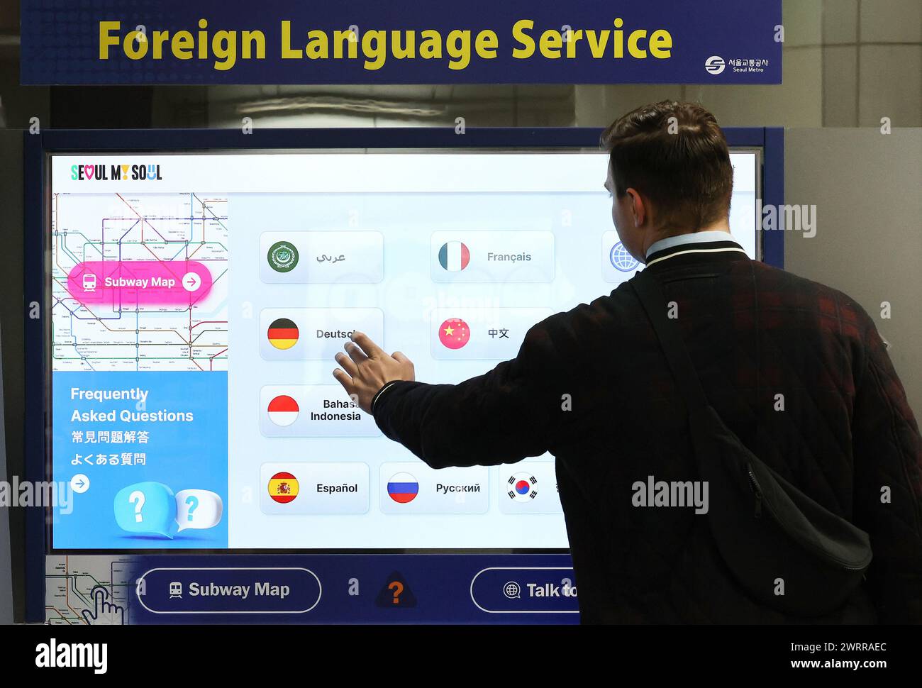 Simultaneous dialogue service at Seoul subway stations A foreign ...