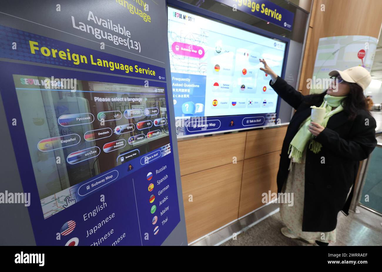 Simultaneous dialogue service at Seoul subway stations A foreign ...