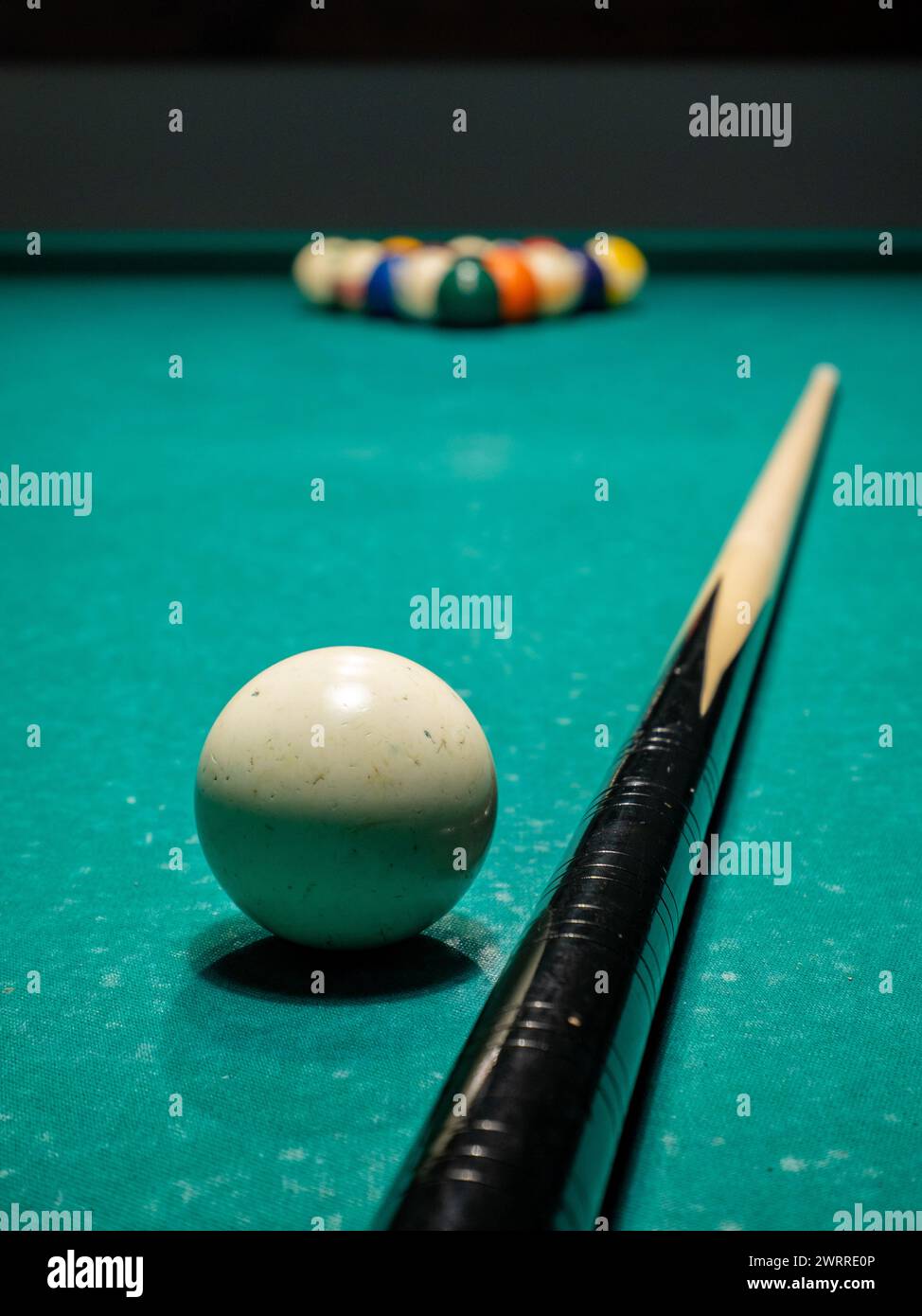 billiard table with balls and cue Stock Photo - Alamy