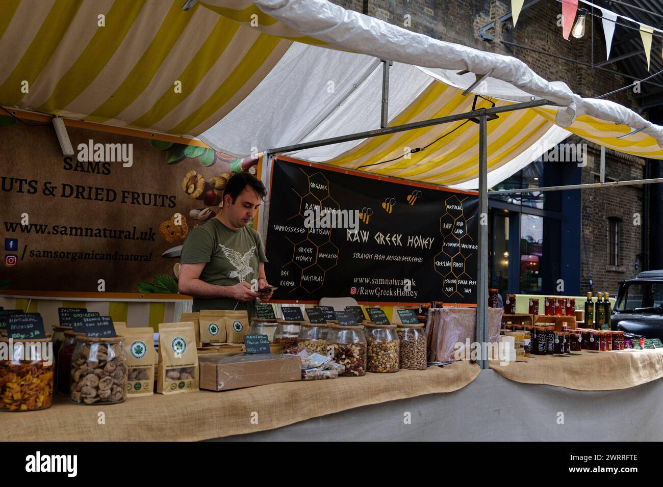 Market stall canopy hi-res stock photography and images - Alamy