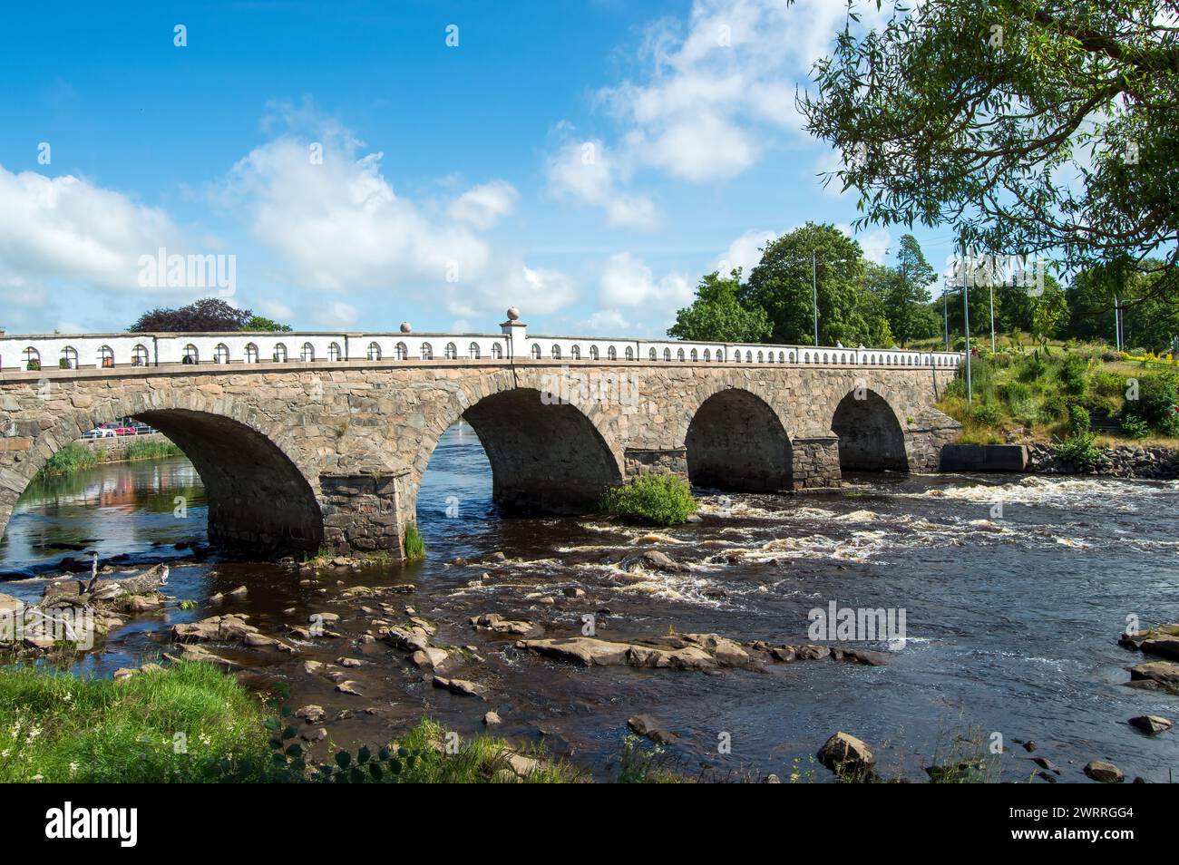 Stone bridge over river Stock Photo - Alamy