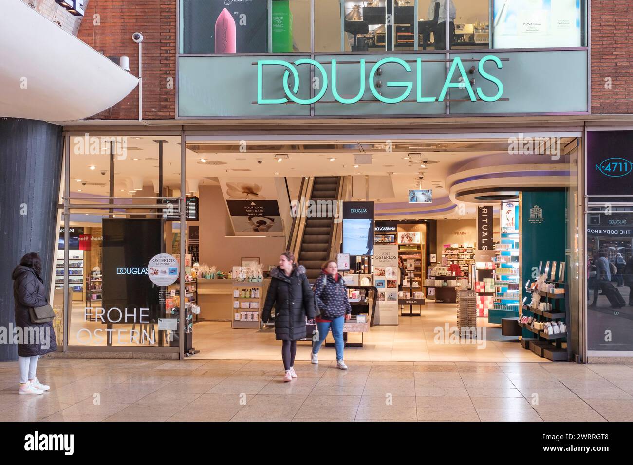 Große Douglas Filiale im Kölner Hauptbahnhof *** Large Douglas shop at ...