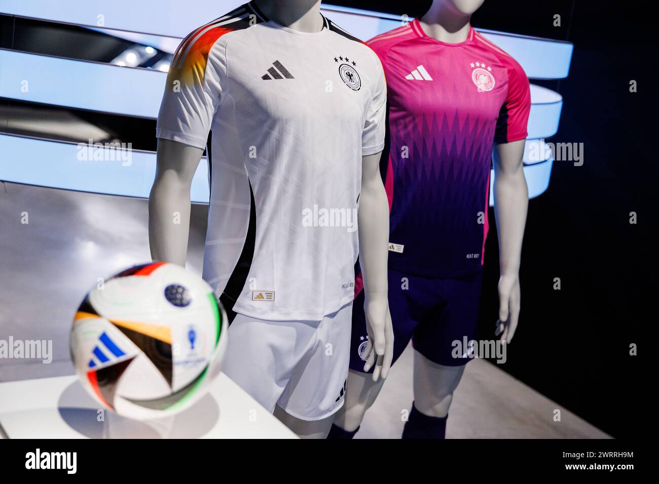 Official euro 2024 match ball hi-res stock photography and images - Alamy