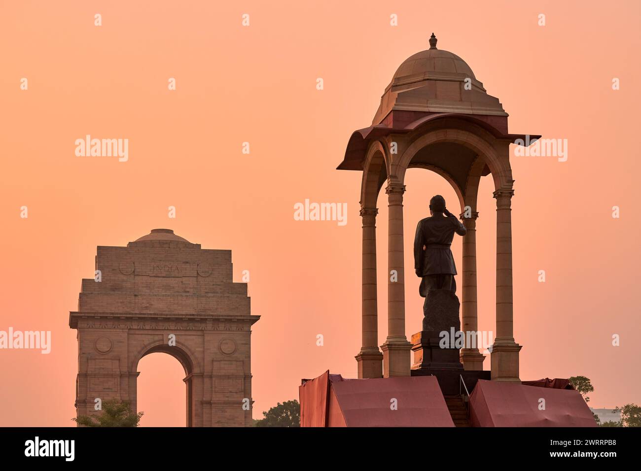 Statue of Subhas Chandra Bose under canopy behind India Gate war ...