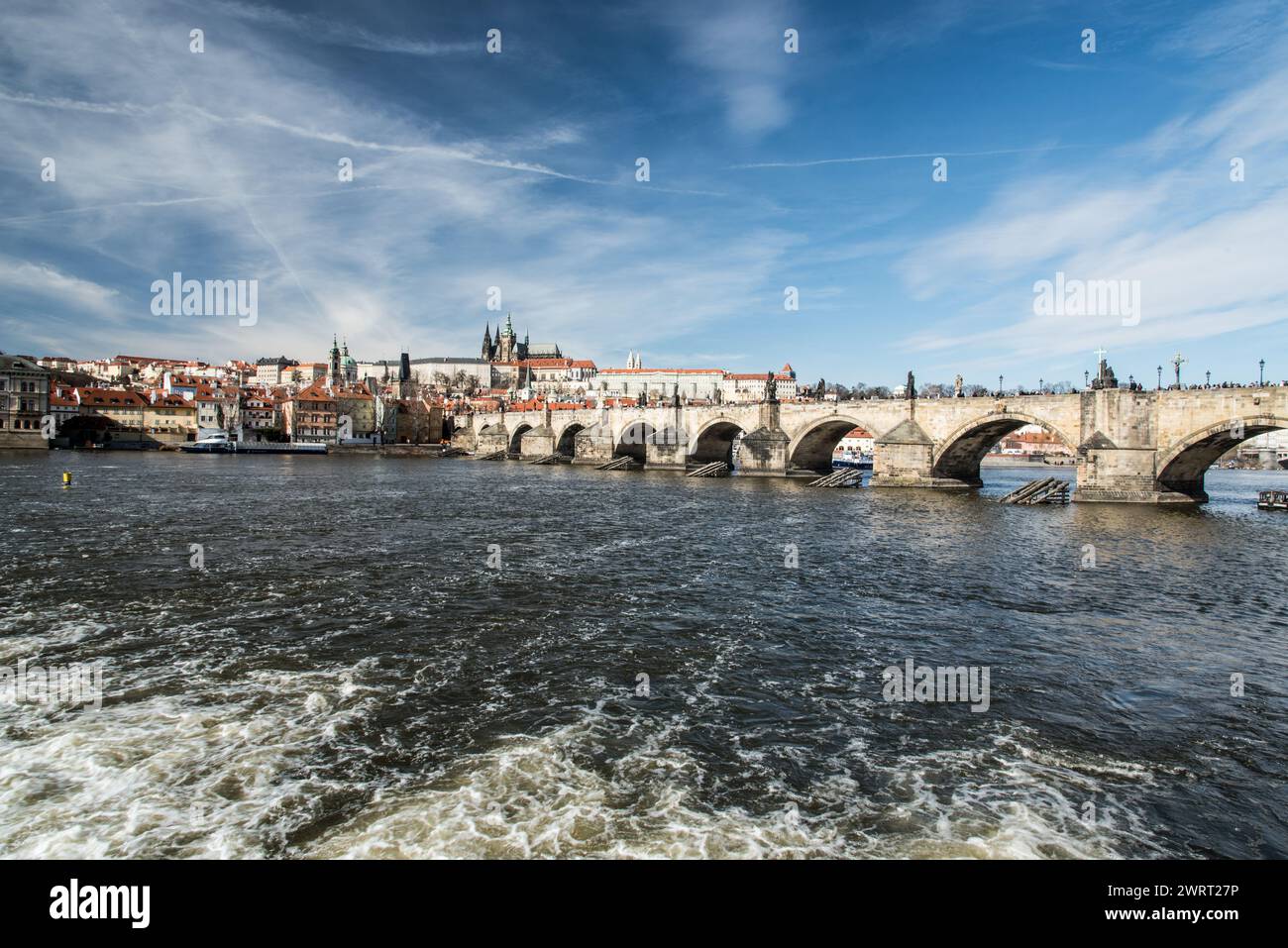 Famous Karluv most bridge above Vltava river with Prazsky hrad castle ...
