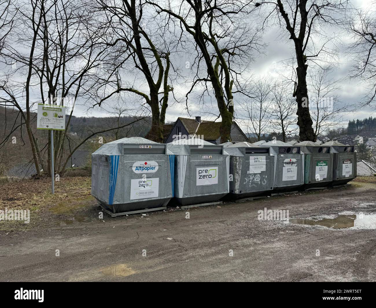 Wertstoff-Depot, Altpapier links und Altglas rechts Container, Weissglas Weißglas, Gruenglas ...