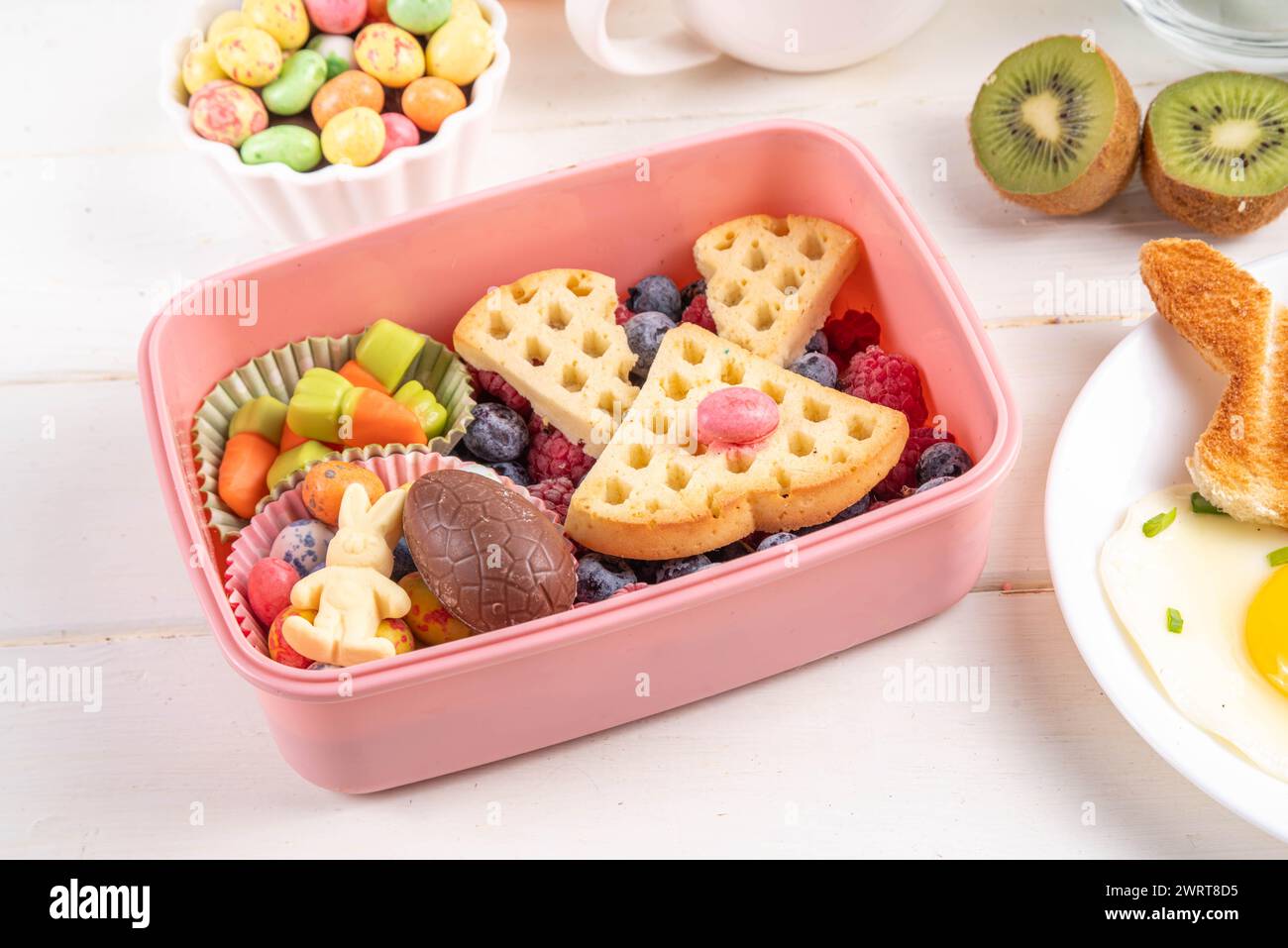 Cute Easter style lunchbox. Creative kids school lunch box with Easter ...