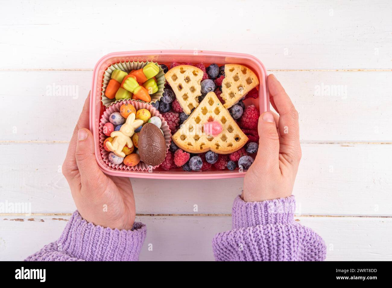 Cute Easter style lunchbox. Creative kids school lunch box with Easter ...