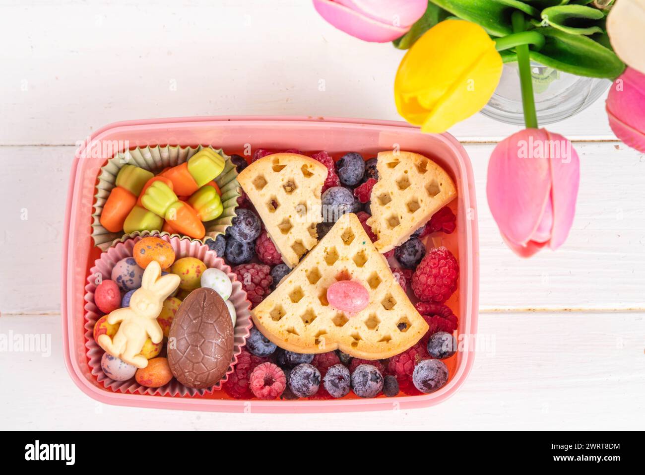 Cute Easter style lunchbox. Creative kids school lunch box with Easter ...