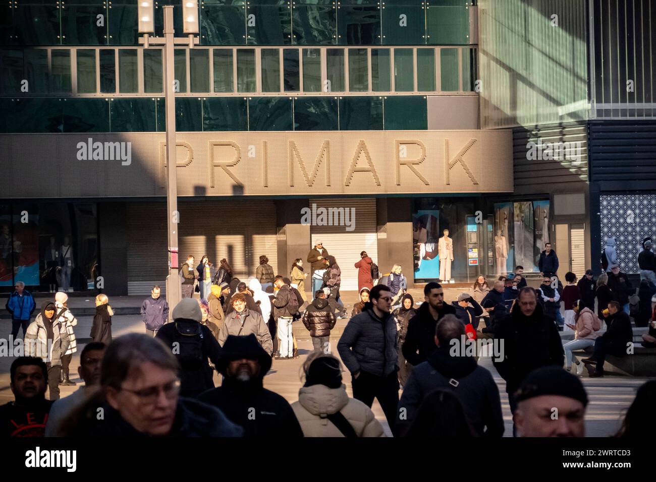 Menschen laufen am Alexanderplatz vor dem Primark Laden in Berlin am 8 ...
