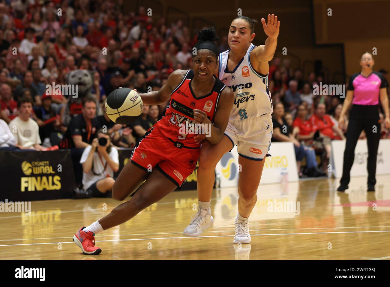 Perth, Australia. 14th Mar, 2024. Aari McDonald of the Lynx drives past ...
