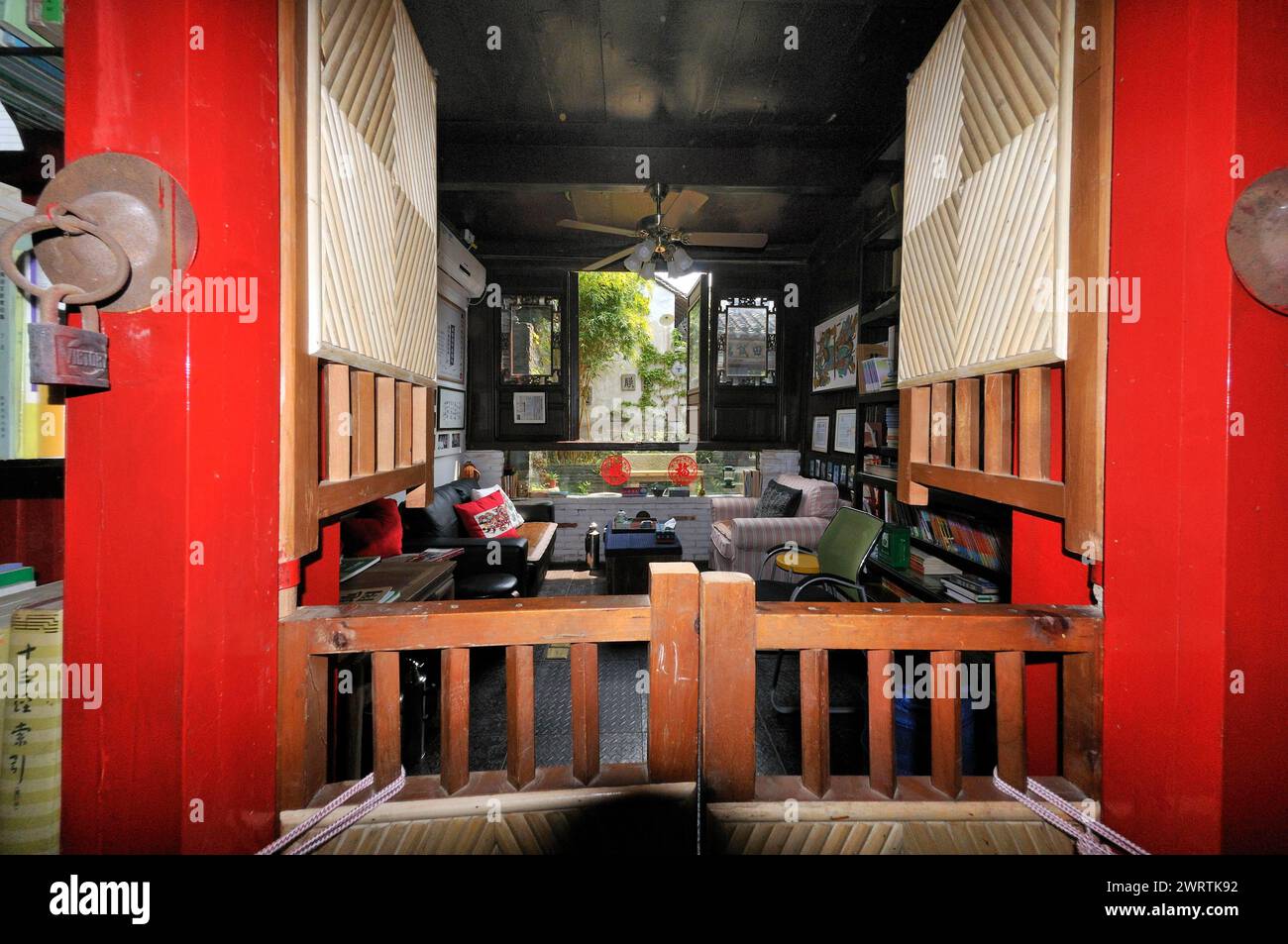 Chinese house interior hi-res stock photography and images - Alamy