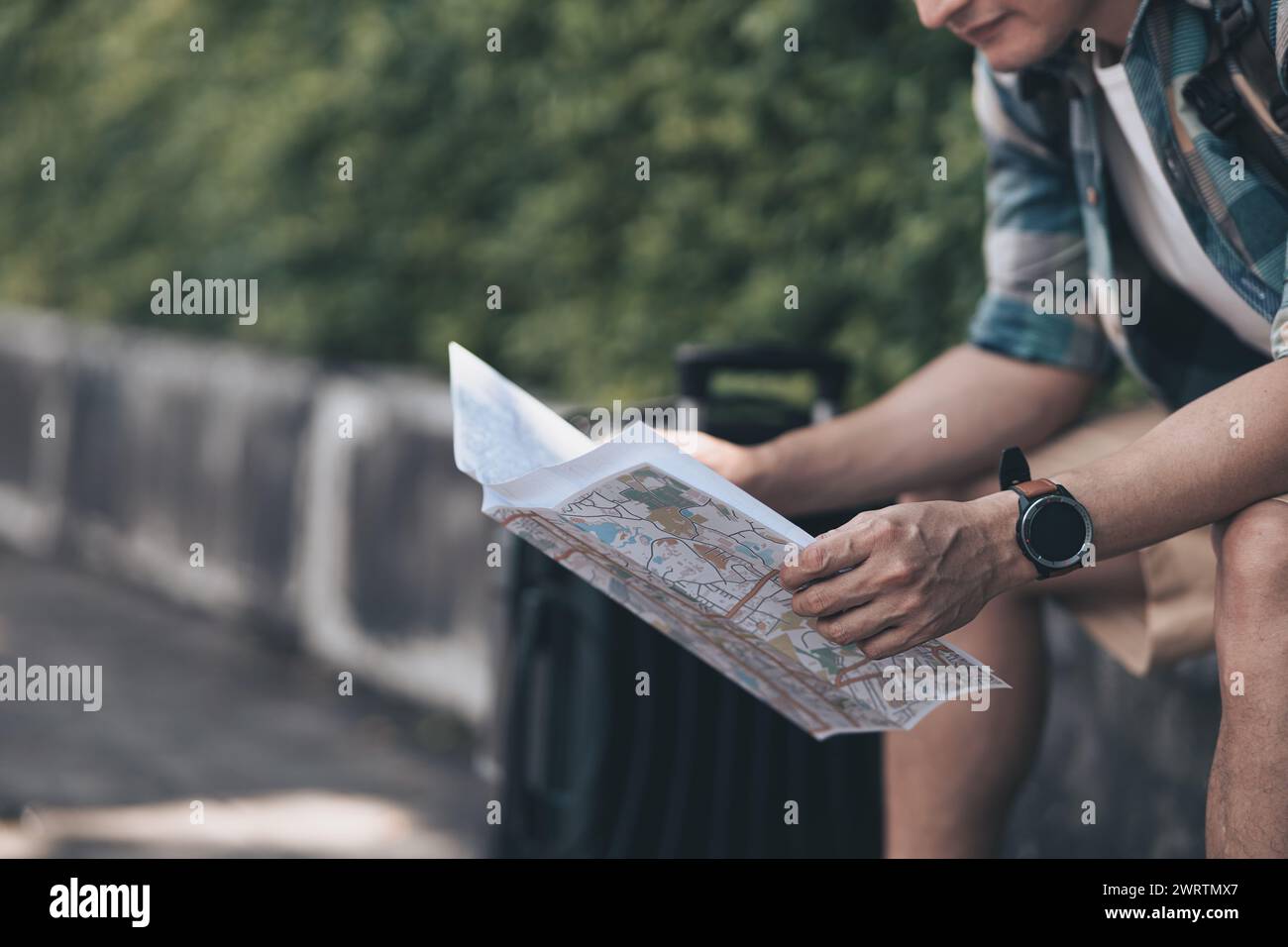 Tourists hold maps to find attractions, restaurants or hotels on the ...