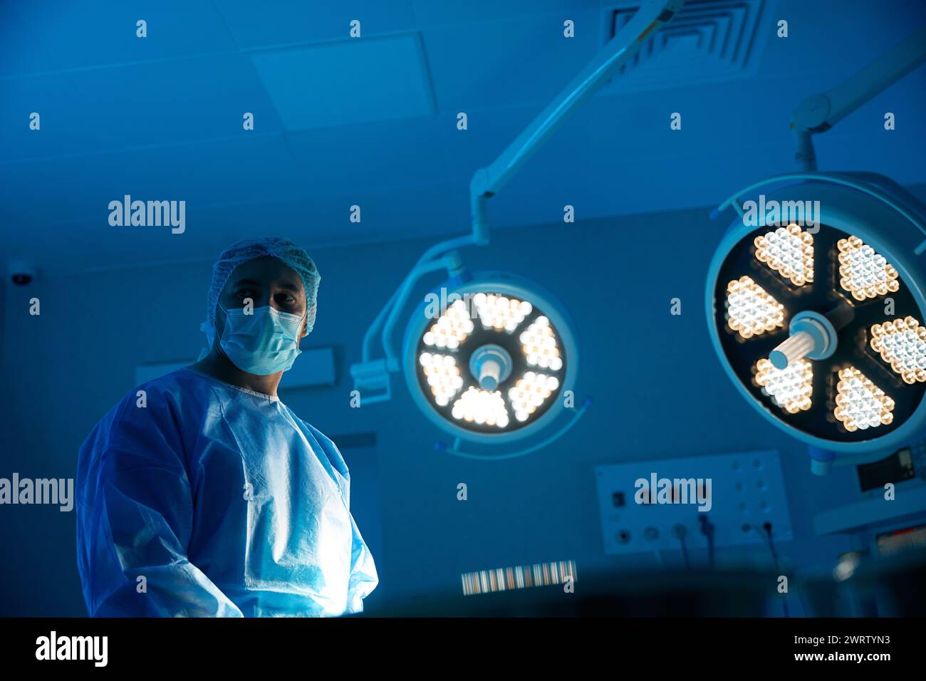 Male surgeon scrubbing hi-res stock photography and images - Alamy