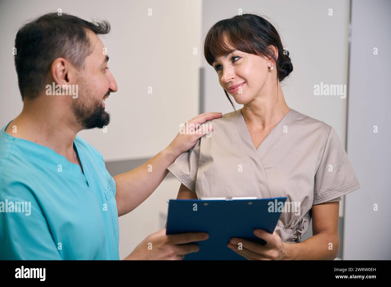 Surgeon profession medical center hi-res stock photography and images ...